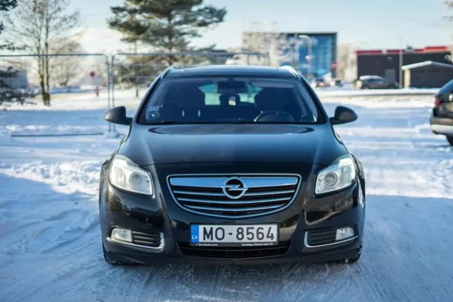 Black Opel Insignia 2010 in Liepaja, with an engine capacity of 2.00 L and mileage of 309 thousand km for 5100 €, photo 7 on AUTOMOTO.COM.LV