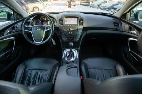 Black Opel Insignia 2010 in Liepaja, with an engine capacity of 2.00 L and mileage of 309 thousand km for 5100 €, photo 8 on AUTOMOTO.COM.LV