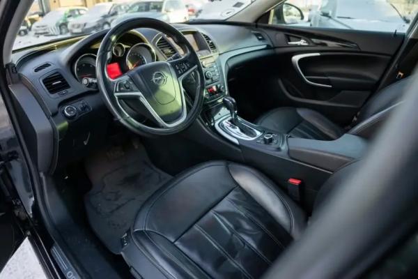 Black Opel Insignia 2010 in Liepaja, with an engine capacity of 2.00 L and mileage of 309 thousand km for 5100 €, photo 9 on AUTOMOTO.COM.LV
