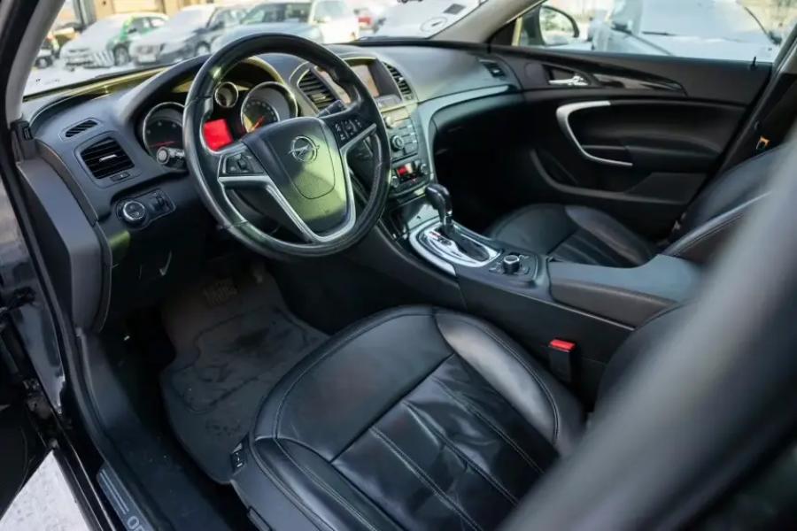 Black Opel Insignia 2010 in Liepaja, with an engine capacity of 2.00 L and mileage of 309 thousand km for 5100 €, photo 10 on AUTOMOTO.COM.LV