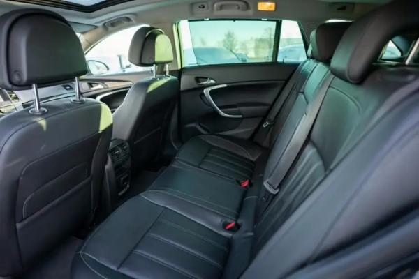 Black Opel Insignia 2010 in Liepaja, with an engine capacity of 2.00 L and mileage of 309 thousand km for 5100 €, photo 10 on AUTOMOTO.COM.LV