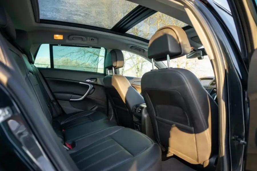 Black Opel Insignia 2010 in Liepaja, with an engine capacity of 2.00 L and mileage of 309 thousand km for 5100 €, photo 13 on AUTOMOTO.COM.LV