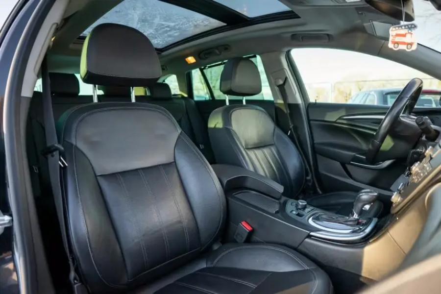 Black Opel Insignia 2010 in Liepaja, with an engine capacity of 2.00 L and mileage of 309 thousand km for 5100 €, photo 14 on AUTOMOTO.COM.LV