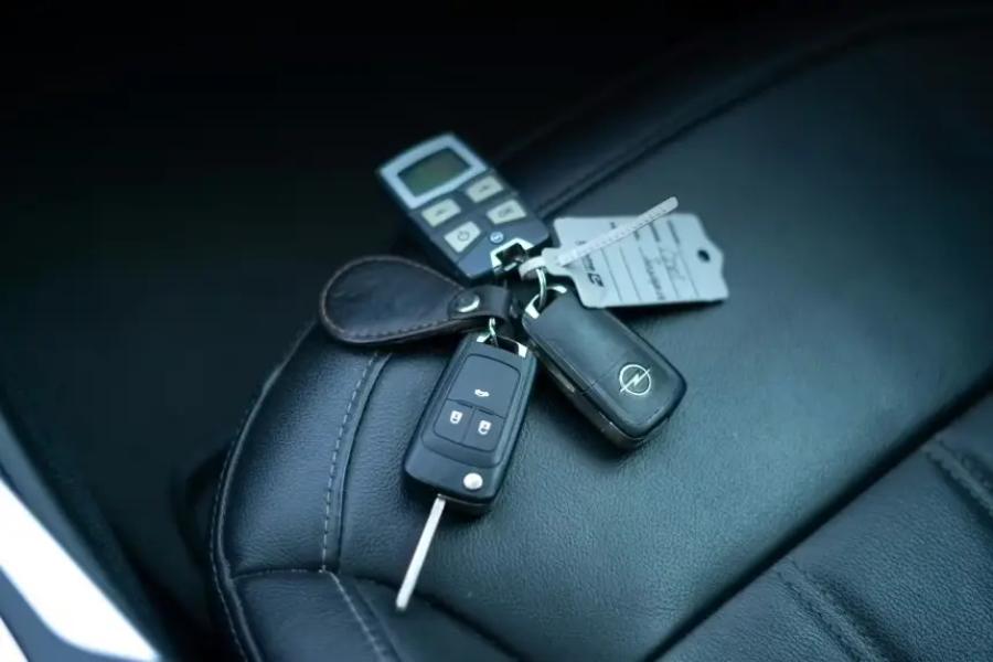 Black Opel Insignia 2010 in Liepaja, with an engine capacity of 2.00 L and mileage of 309 thousand km for 5100 €, photo 29 on AUTOMOTO.COM.LV