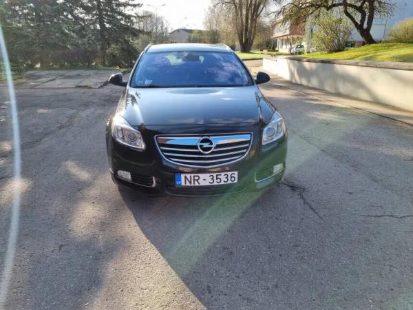 Black Opel Insignia 2010 in Jekabpils, with an engine capacity of 2.00 L and mileage of 292 thousand km for 4350 €, photo 3 on AUTOMOTO.COM.LV