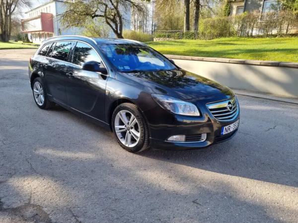 Black Opel Insignia 2010 in Jekabpils, with an engine capacity of 2.00 L and mileage of 292 thousand km for 4350 €, photo 4 on AUTOMOTO.COM.LV