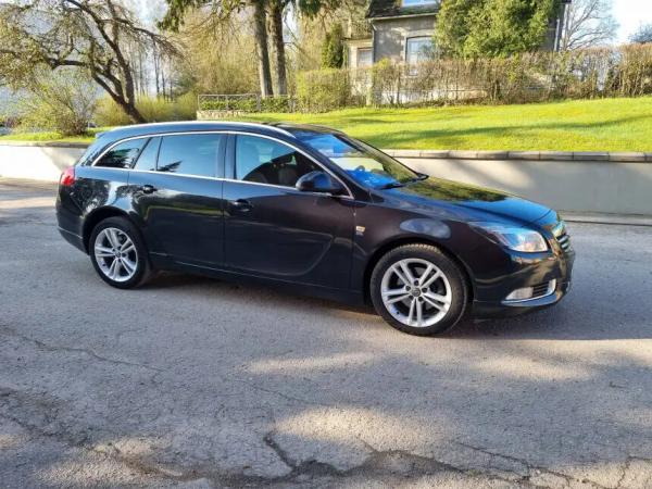Black Opel Insignia 2010 in Jekabpils, with an engine capacity of 2.00 L and mileage of 292 thousand km for 4350 €, photo 5 on AUTOMOTO.COM.LV