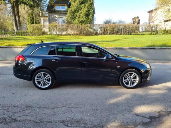 Black Opel Insignia 2010 in Jekabpils, with an engine capacity of 2.00 L and mileage of 292 thousand km for 4350 €, photo 6 on AUTOMOTO.COM.LV
