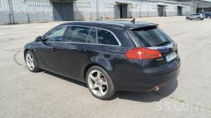 Black Opel Insignia 2010 in Riga, with an engine capacity of 2.00 L and mileage of 315 thousand km for 3100 €, photo 6 on AUTOMOTO.COM.LV