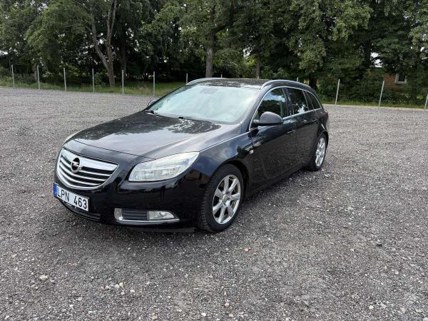 Black Opel Insignia 2010 in Marijampole, with an engine capacity of 2.00 L and mileage of 303 thousand km for 2550 €, photo 1 on AUTOMOTO.COM.LV