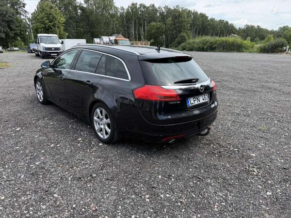 Black Opel Insignia 2010 in Marijampole, with an engine capacity of 2.00 L and mileage of 303 thousand km for 2550 €, photo 4 on AUTOMOTO.COM.LV