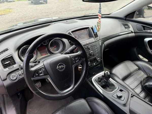Black Opel Insignia 2010 in Marijampole, with an engine capacity of 2.00 L and mileage of 303 thousand km for 2550 €, photo 8 on AUTOMOTO.COM.LV