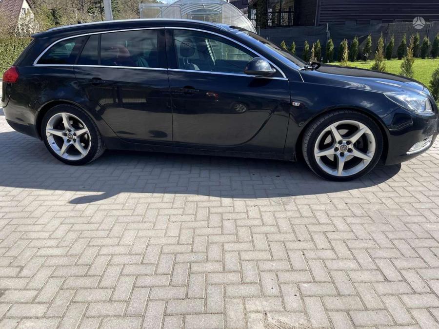 Black Opel Insignia 2010 in Kaunas, with an engine capacity of 1.96 L and mileage of 267 thousand km for 3200 €, photo 1 on AUTOMOTO.COM.LV