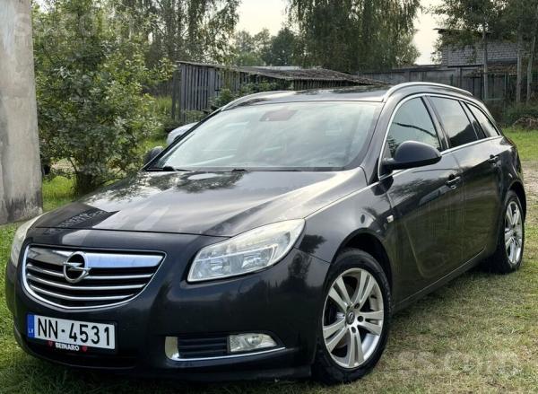 Black Opel Insignia 2010 in Preili, with an engine capacity of 2.00 L and mileage of 448 thousand km for 3300 €, photo 1 on AUTOMOTO.COM.LV