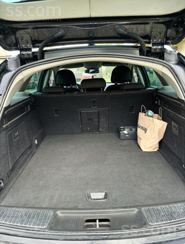 Black Opel Insignia 2010 in Preili, with an engine capacity of 2.00 L and mileage of 448 thousand km for 3300 €, photo 3 on AUTOMOTO.COM.LV