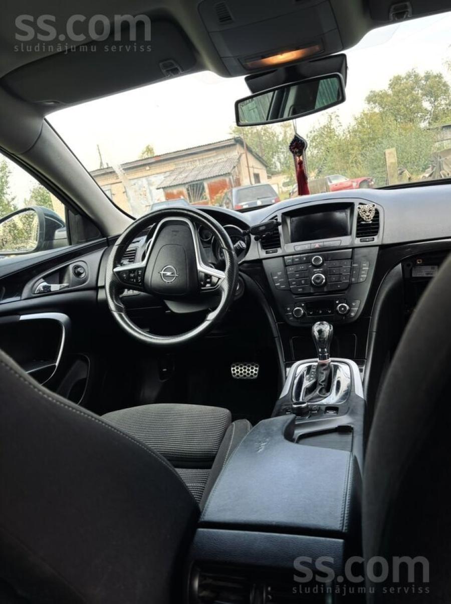 Black Opel Insignia 2010 in Preili, with an engine capacity of 2.00 L and mileage of 448 thousand km for 3300 €, photo 6 on AUTOMOTO.COM.LV