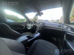 Black Opel Insignia 2010 in Riga, with an engine capacity of 2.00 L and mileage of 290 thousand km for 1899 €, photo 9 on AUTOMOTO.COM.LV