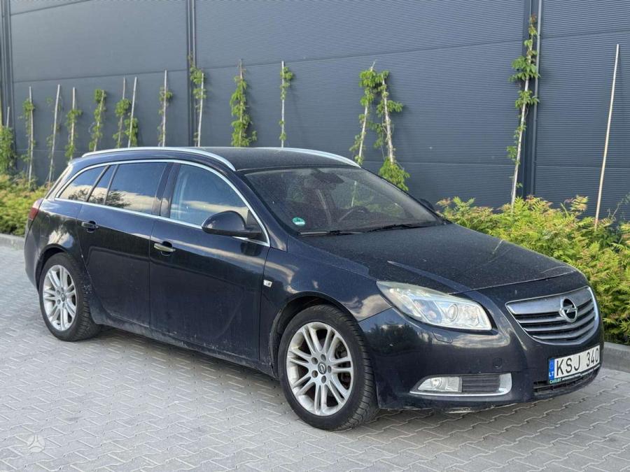 Black Opel Insignia 2010 in Vilnius, with an engine capacity of 1.96 L and mileage of 326 thousand km for 1700 €, photo 1 on AUTOMOTO.COM.LV