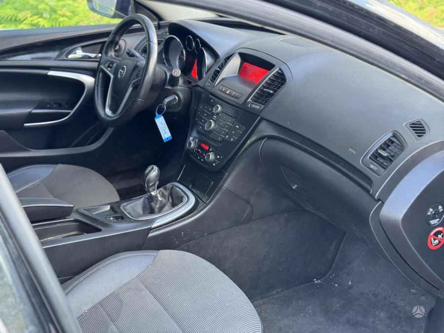 Black Opel Insignia 2010 in Vilnius, with an engine capacity of 1.96 L and mileage of 326 thousand km for 1700 €, photo 7 on AUTOMOTO.COM.LV