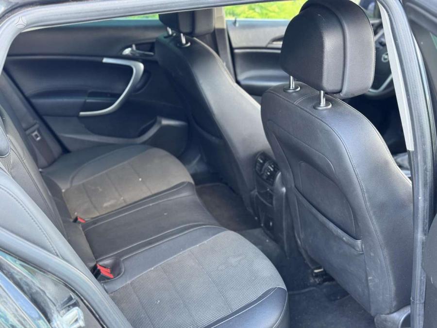 Black Opel Insignia 2010 in Vilnius, with an engine capacity of 1.96 L and mileage of 326 thousand km for 1700 €, photo 9 on AUTOMOTO.COM.LV