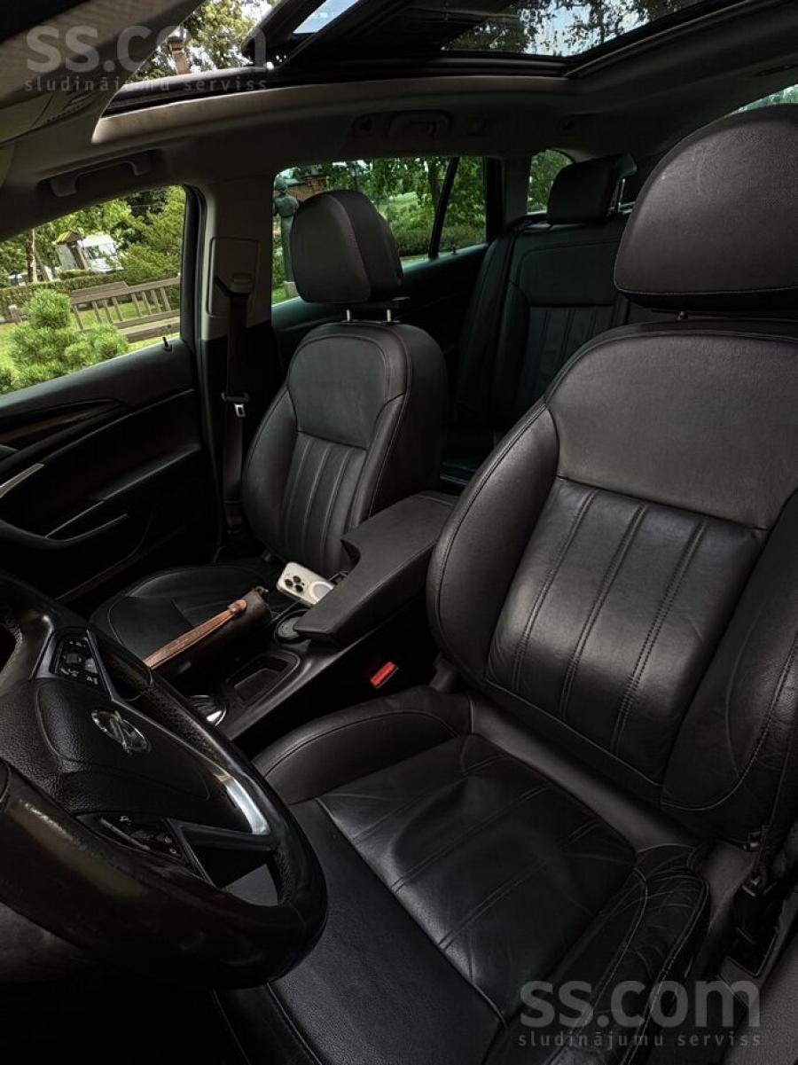 Black Opel Insignia 2010 in Kuldiga, with an engine capacity of 2.00 L and mileage of 272 thousand km for 3900 €, photo 8 on AUTOMOTO.COM.LV