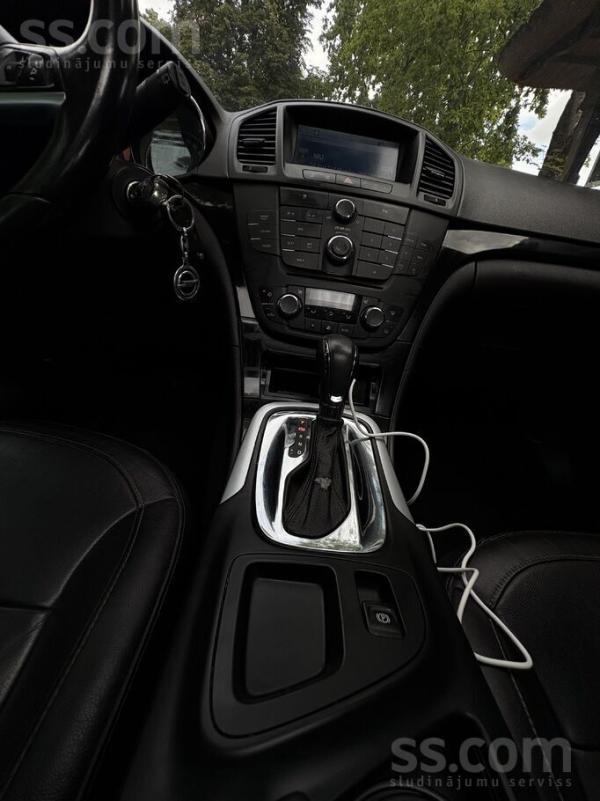 Black Opel Insignia 2010 in Kuldiga, with an engine capacity of 2.00 L and mileage of 272 thousand km for 3900 €, photo 9 on AUTOMOTO.COM.LV