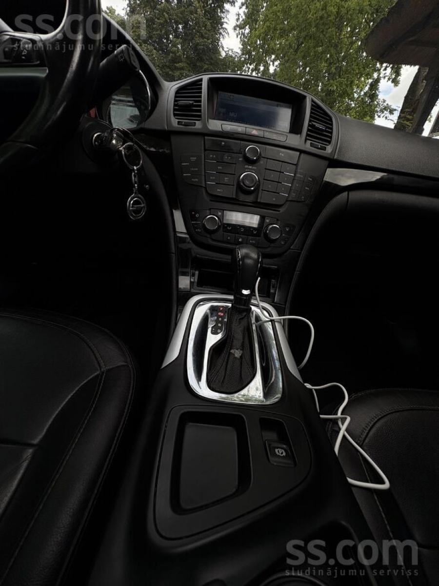 Black Opel Insignia 2010 in Kuldiga, with an engine capacity of 2.00 L and mileage of 272 thousand km for 3900 €, photo 10 on AUTOMOTO.COM.LV