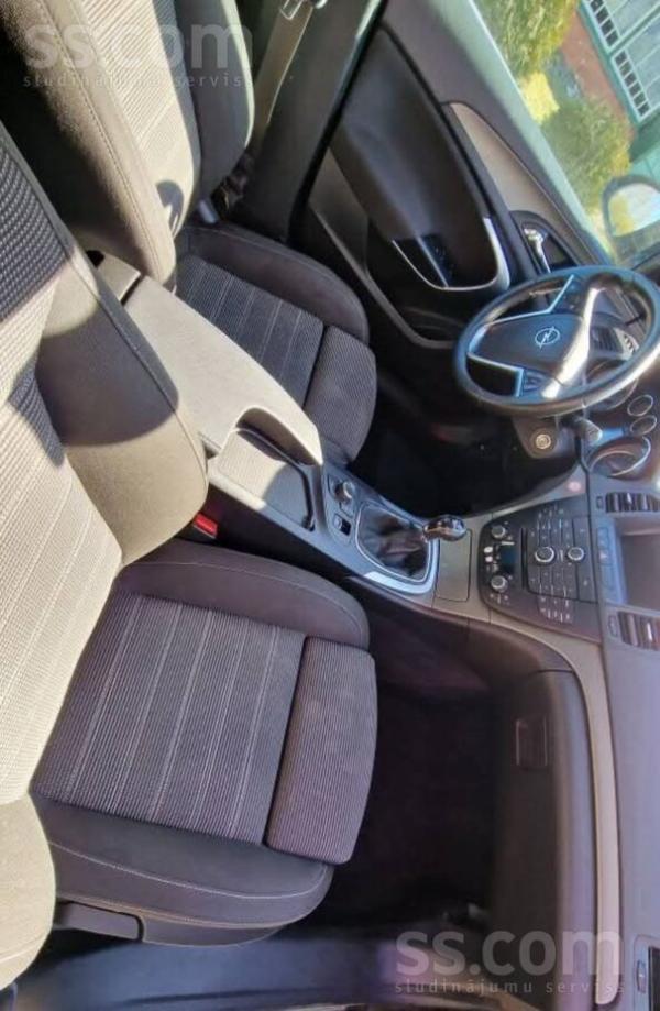 Black Opel Insignia 2010 in Gulbene, with an engine capacity of 2.00 L and mileage of 290 thousand km for 2900 €, photo 4 on AUTOMOTO.COM.LV