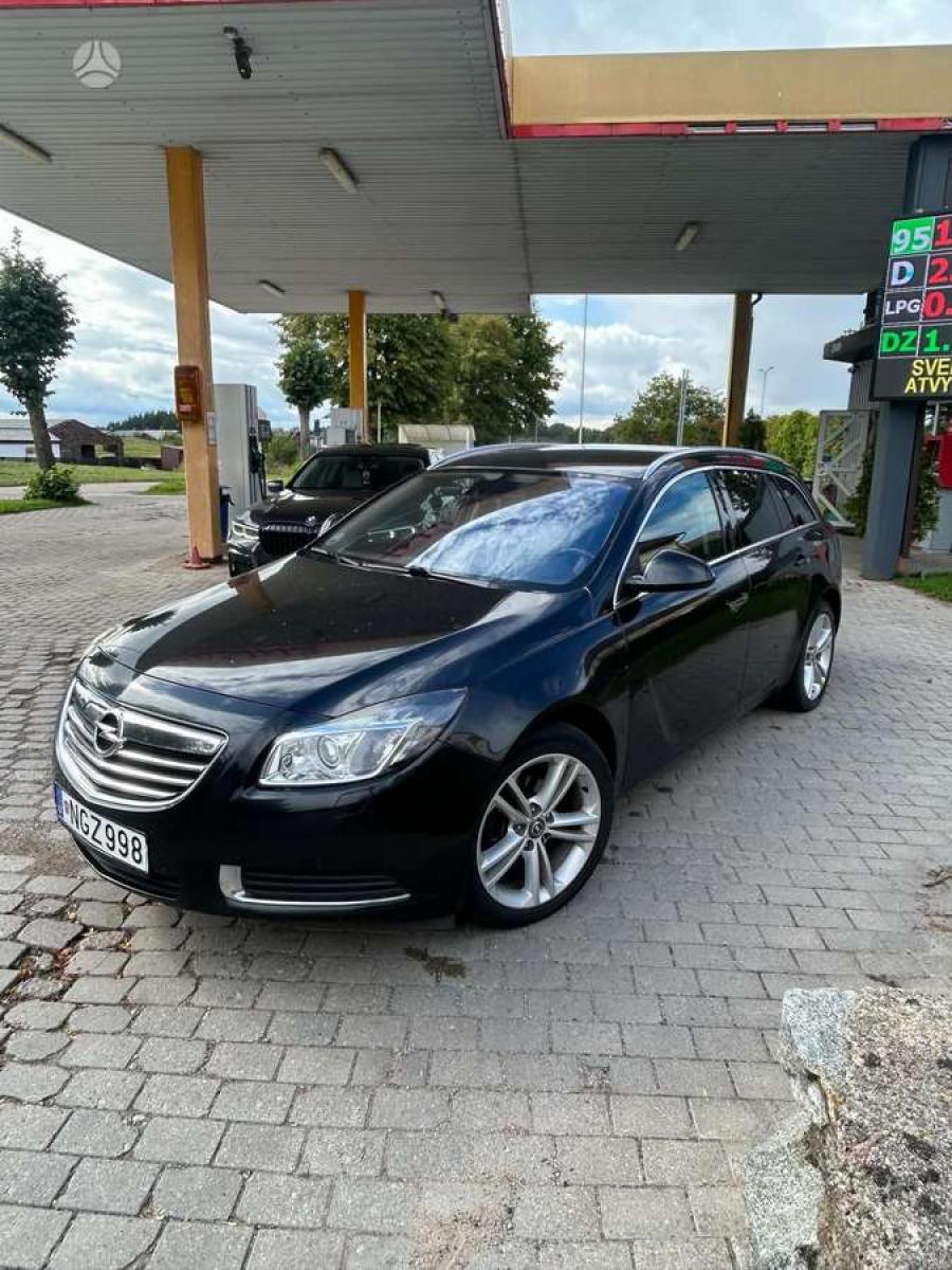 Black Opel Insignia 2010 in Vilnius, with an engine capacity of 1.96 L and mileage of 309 thousand km for 1350 €, photo 1 on AUTOMOTO.COM.LV