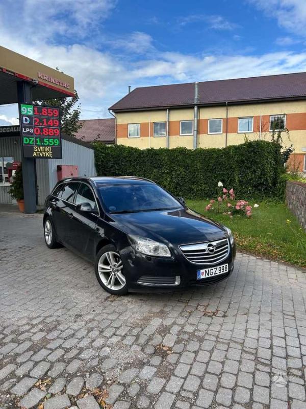 Black Opel Insignia 2010 in Vilnius, with an engine capacity of 1.96 L and mileage of 309 thousand km for 1350 €, photo 3 on AUTOMOTO.COM.LV