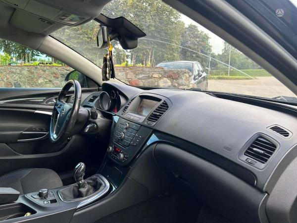 Black Opel Insignia 2010 in Vilnius, with an engine capacity of 1.96 L and mileage of 309 thousand km for 1350 €, photo 6 on AUTOMOTO.COM.LV