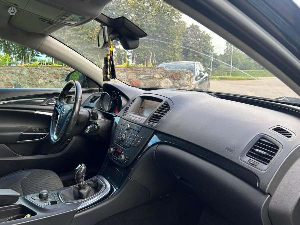 Black Opel Insignia 2010 in Vilnius, with an engine capacity of 1.96 L and mileage of 309 thousand km for 1300 €, photo 6 on AUTOMOTO.COM.LV