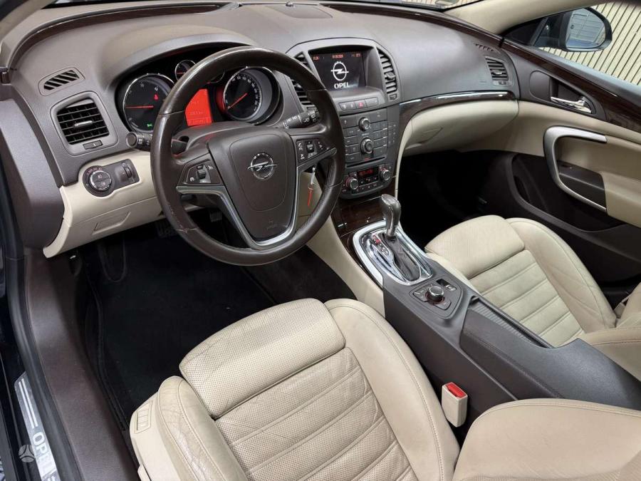 Black Opel Insignia 2010 in Marijampole, with an engine capacity of 1.96 L and mileage of 294 thousand km for 3900 €, photo 3 on AUTOMOTO.COM.LV