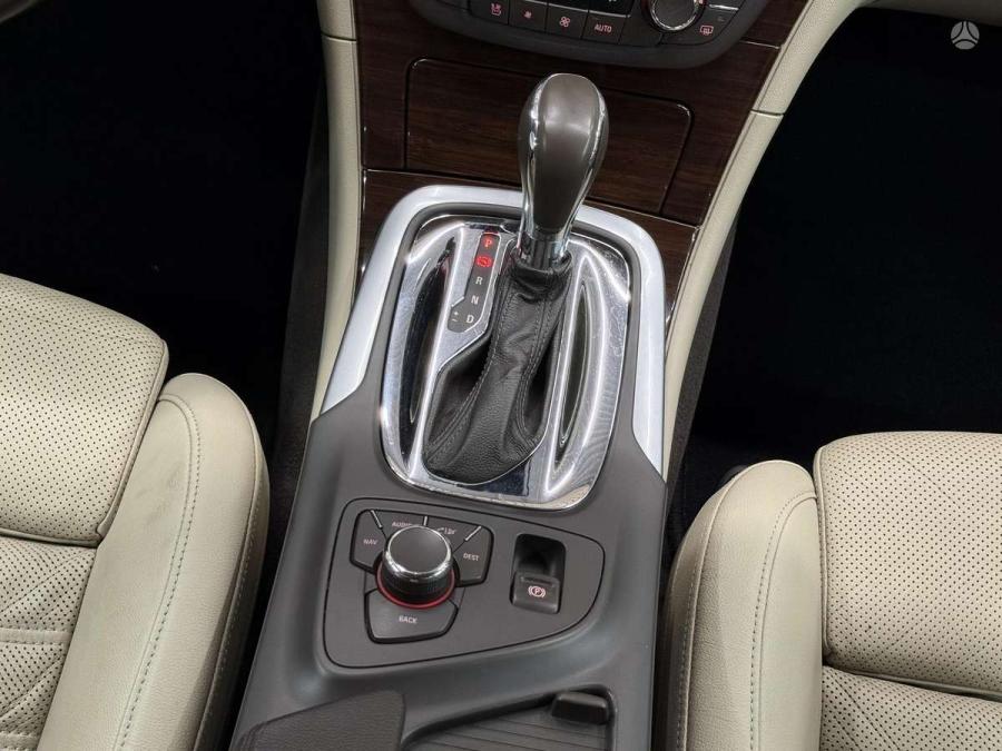 Black Opel Insignia 2010 in Marijampole, with an engine capacity of 1.96 L and mileage of 294 thousand km for 3900 €, photo 29 on AUTOMOTO.COM.LV