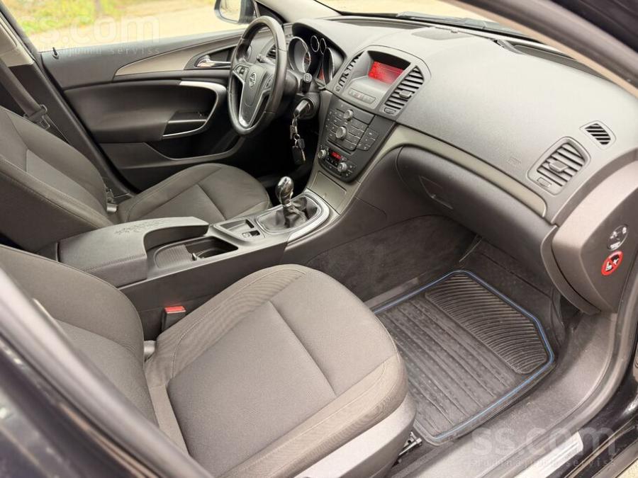 Black Opel Insignia 2010 in Liepaja, with an engine capacity of 2.00 L and mileage of 242 thousand km for 3200 €, photo 10 on AUTOMOTO.COM.LV