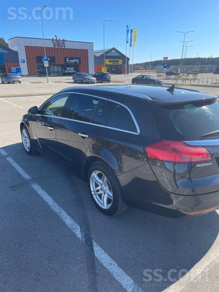 Black Opel Insignia 2011 in Riga, with an engine capacity of 2.00 L and mileage of 265 thousand km for 2650 €, photo 4 on AUTOMOTO.COM.LV