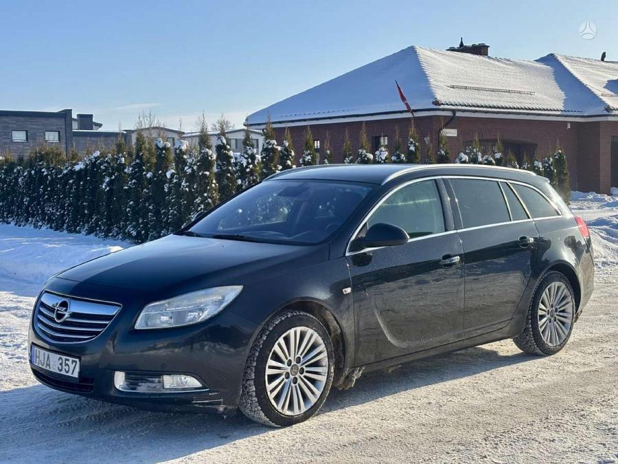 Black Opel Insignia 2011 in Vilnius, with an engine capacity of 1.96 L and mileage of 320 thousand km for 2900 €, photo 1 on AUTOMOTO.COM.LV