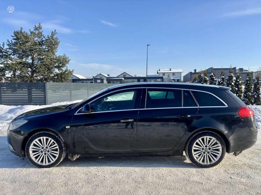 Black Opel Insignia 2011 in Vilnius, with an engine capacity of 1.96 L and mileage of 320 thousand km for 2900 €, photo 2 on AUTOMOTO.COM.LV