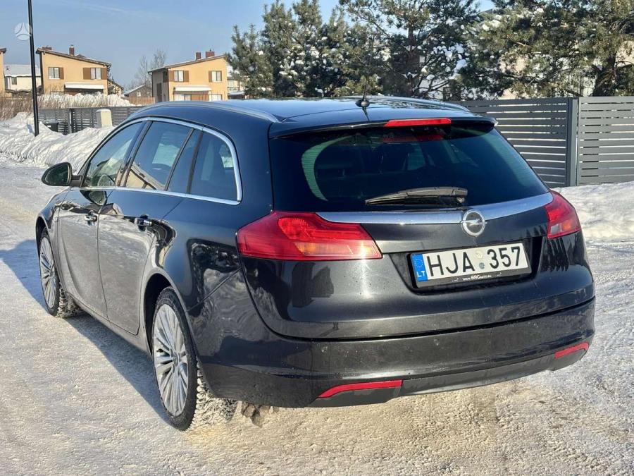 Black Opel Insignia 2011 in Vilnius, with an engine capacity of 1.96 L and mileage of 320 thousand km for 2900 €, photo 3 on AUTOMOTO.COM.LV