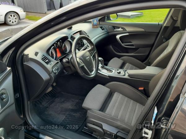Black Opel Insignia 2011 in Tallinn, with an engine capacity of 2.00 L and mileage of 327 thousand km for 2590 €, photo 5 on AUTOMOTO.COM.LV