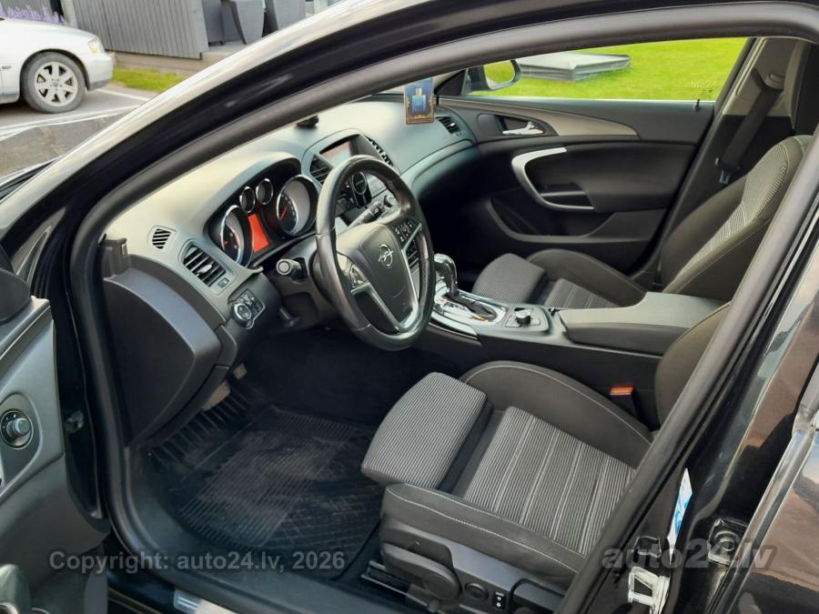 Black Opel Insignia 2011 in Tallinn, with an engine capacity of 2.00 L and mileage of 327 thousand km for 2590 €, photo 6 on AUTOMOTO.COM.LV