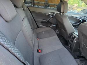 Black Opel Insignia 2011 in Kretinga, with an engine capacity of 2.00 L and mileage of 294 thousand km for 2600 €, photo 11 on AUTOMOTO.COM.LV