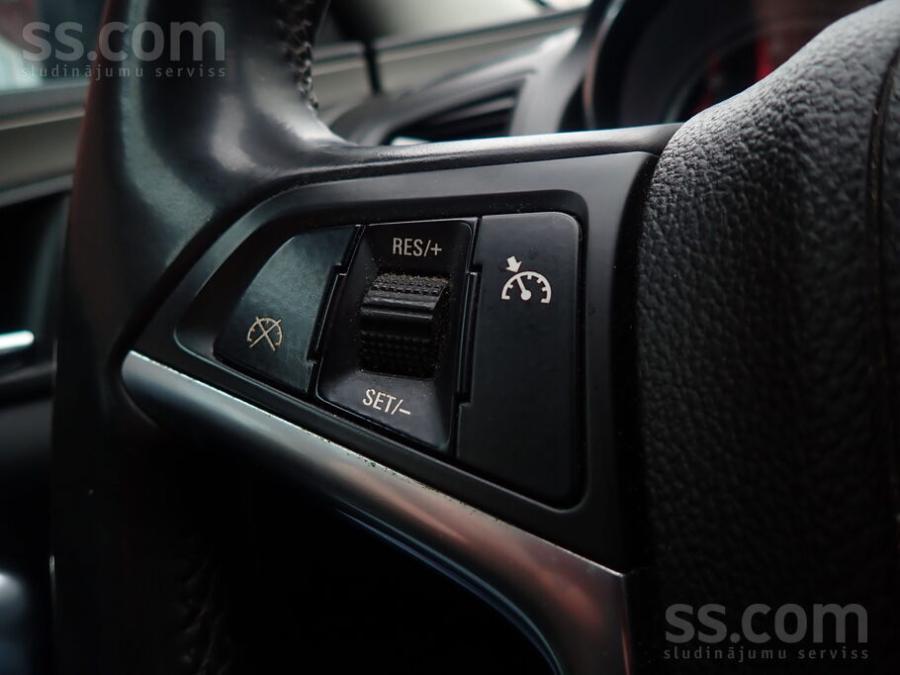 Black Opel Insignia 2011 in Liepaja, with an engine capacity of 2.00 L and mileage of 286 thousand km for 3450 €, photo 10 on AUTOMOTO.COM.LV