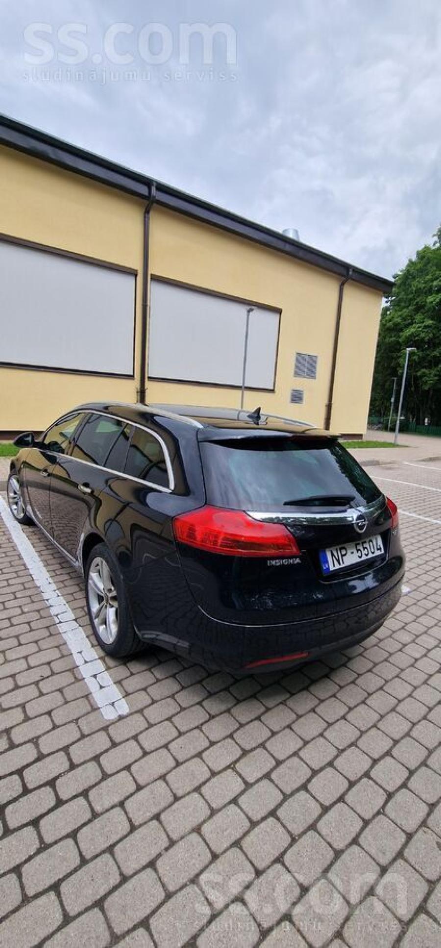 Black Opel Insignia 2011 in Riga, with an engine capacity of 2.00 L and mileage of 280 thousand km for 2650 €, photo 3 on AUTOMOTO.COM.LV