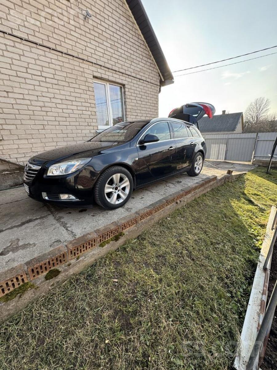 Black Opel Insignia 2011 in Rezekne, with an engine capacity of 2.00 L and mileage of 0 thousand km for 4300 €, photo 5 on AUTOMOTO.COM.LV