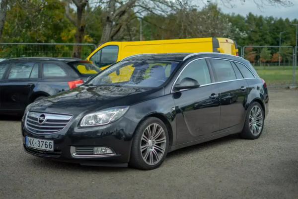 Black Opel Insignia 2011 in Liepaja, with an engine capacity of 2.00 L and mileage of 294 thousand km for 3850 €, photo 1 on AUTOMOTO.COM.LV