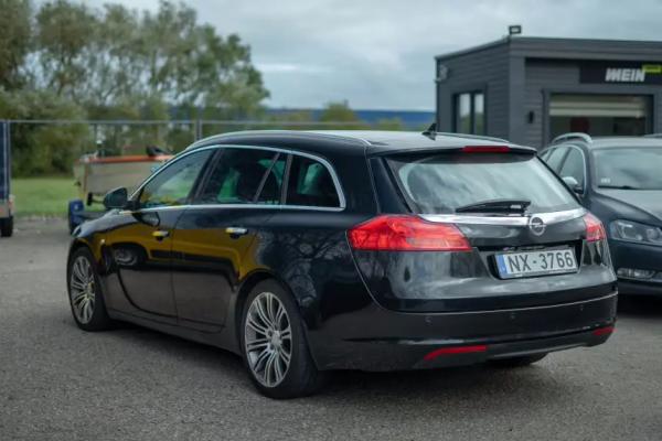 Black Opel Insignia 2011 in Liepaja, with an engine capacity of 2.00 L and mileage of 294 thousand km for 3850 €, photo 2 on AUTOMOTO.COM.LV