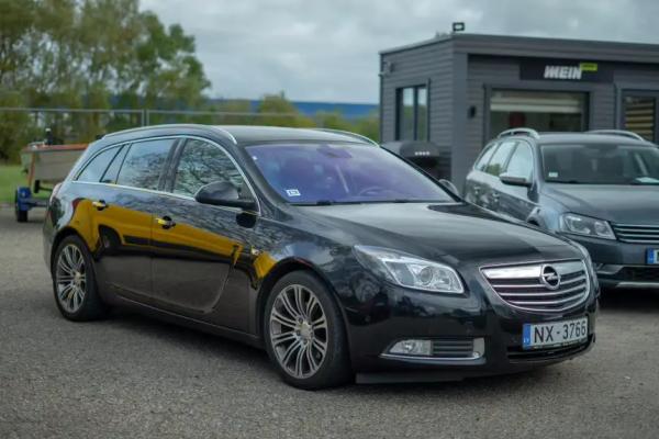 Black Opel Insignia 2011 in Liepaja, with an engine capacity of 2.00 L and mileage of 294 thousand km for 3850 €, photo 5 on AUTOMOTO.COM.LV