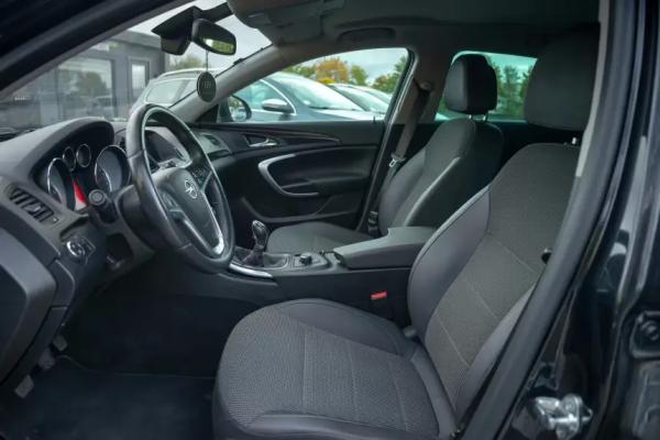 Black Opel Insignia 2011 in Liepaja, with an engine capacity of 2.00 L and mileage of 294 thousand km for 3850 €, photo 8 on AUTOMOTO.COM.LV