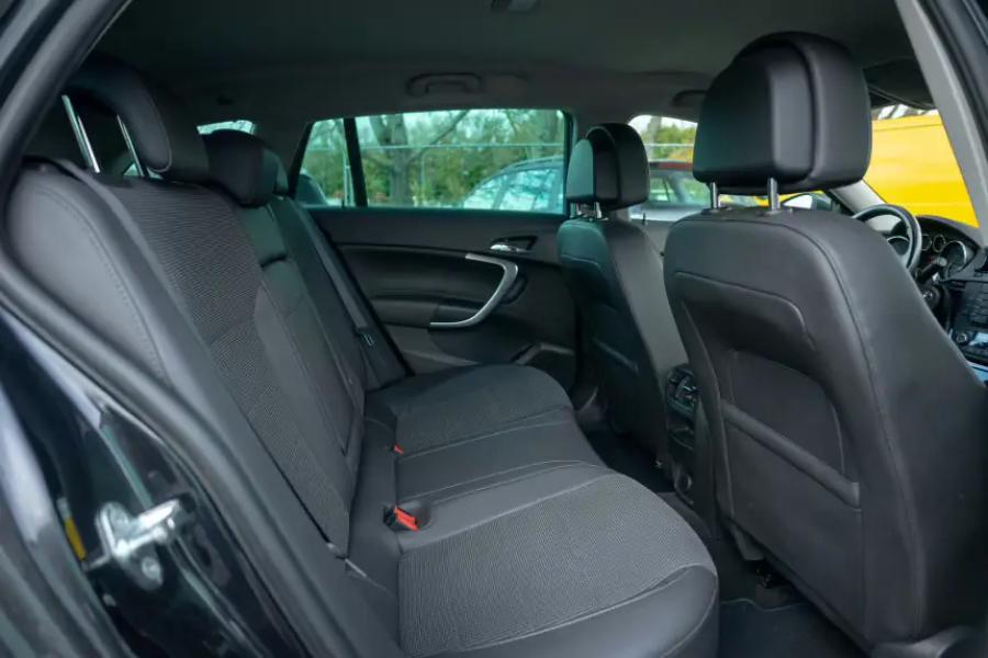 Melns Opel Insignia 2011 Liepāja, ar dzinēja tilpumu 2.00 L un nobraukumu 294 tūkst. km par 3850 €, foto 12 vietnē AUTOMOTO.COM.LV